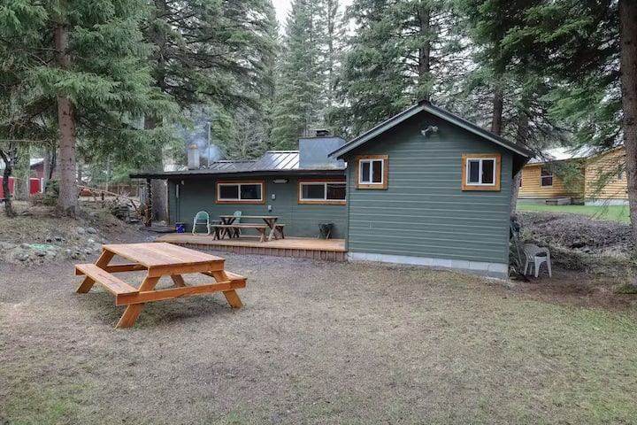 Wood Den Rustic Lake Cabin, Deck & Mountain Views - Joseph, OR