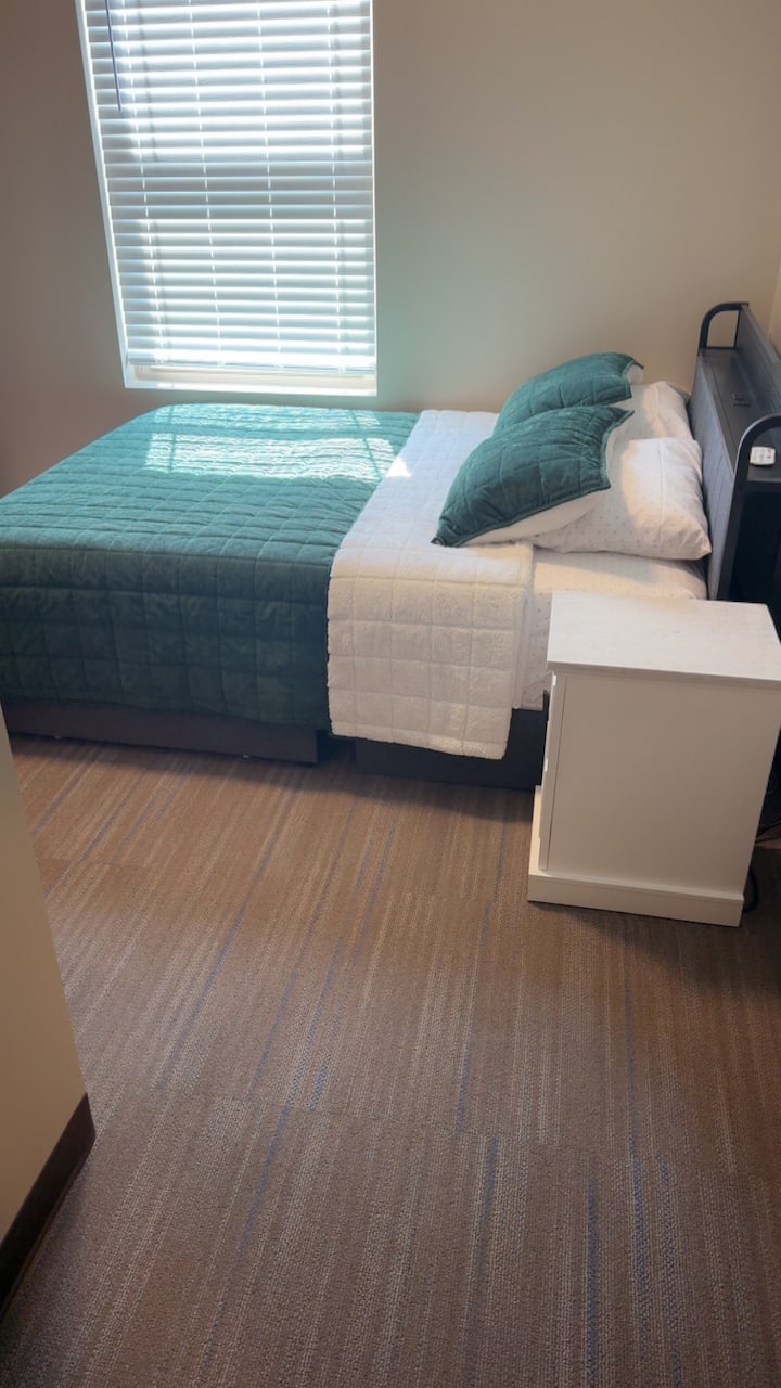 Newly Remodeled! - Room A1 - Queen Room Private Ba - Charleston, IL