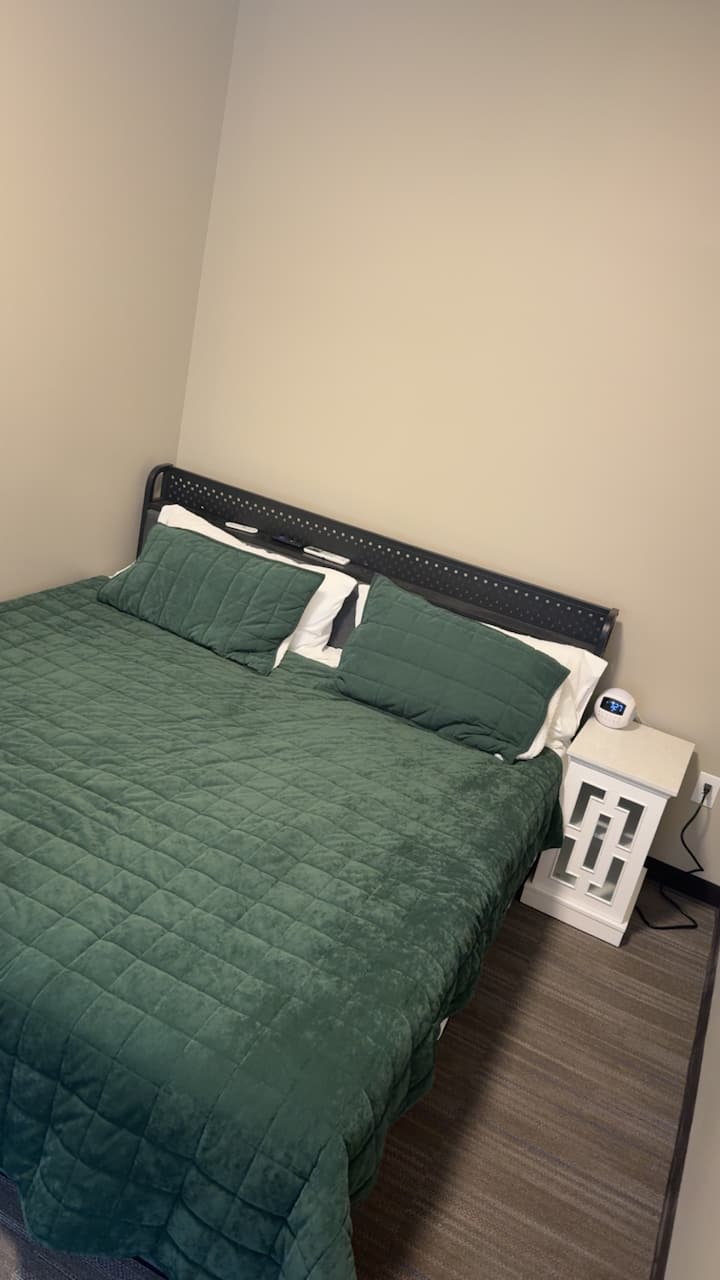 Mattoon - A5 King & 2 Fulls Bunk Bed - Two Room Su - Charleston, IL