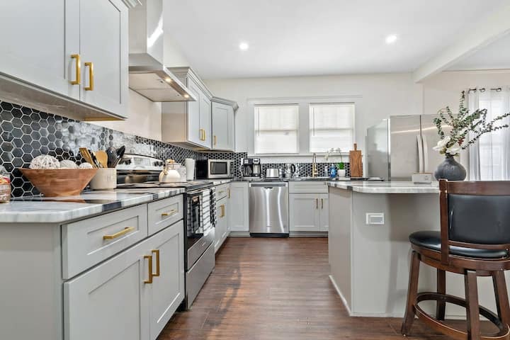 Modern Gem | 2 Homes Rental, Sleeps 10, Large Grou - Mobile, AL