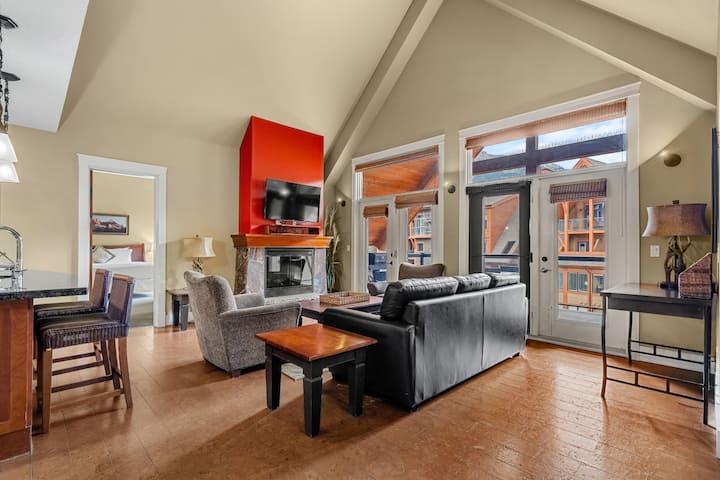 Scenic Mountain Escape With Hot Tub, Pool & Gym - Canada