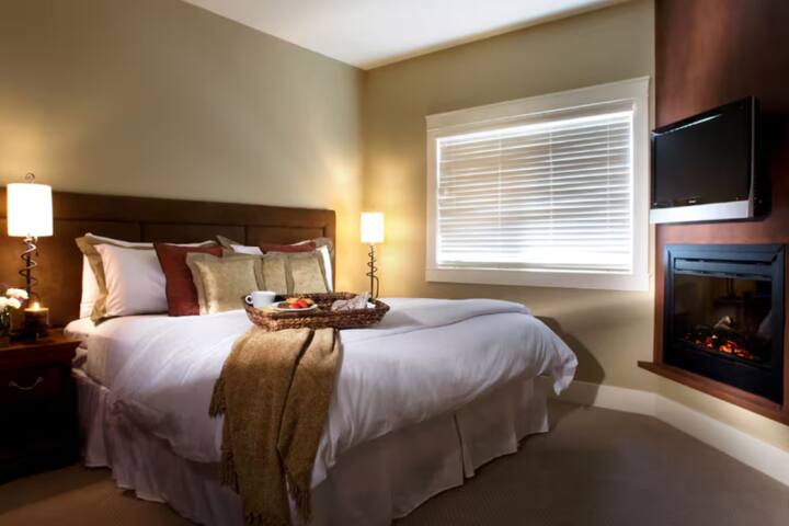 Luxury Mountain Escape | 2 King Beds + Views - Canmore