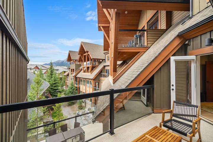 Mountain Escape: Warm Fireplace, Pool, Near Banff - Alberta