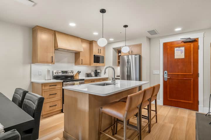 Stylish Canmore Escape | Sleeps 6 | Pool + Hot Tub - Canmore