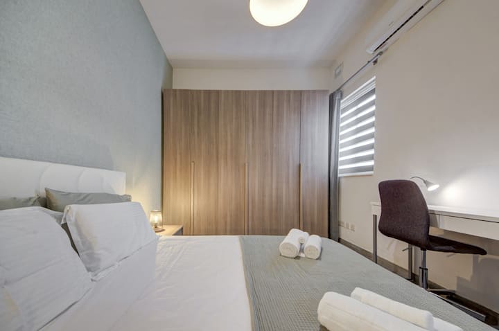 Luxury Swieqi Forum, 2bd - 2br, Sleeps 4 - Pembroke, Malta