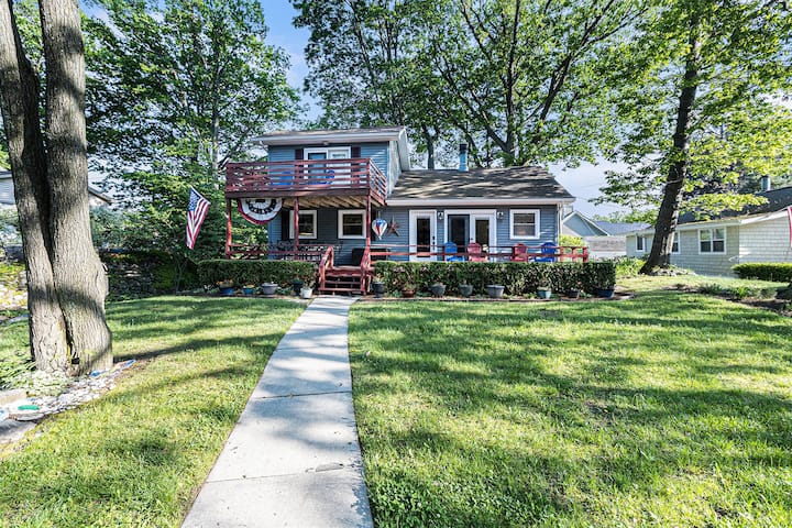 Top Tier; Near Lake Mi & Downtown Charlevoix! - Charlevoix, MI