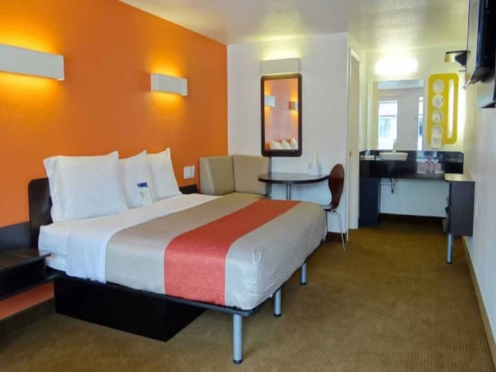 1 Lit Roi | Suite, Non-fumeurs, Cuisine - Erie, PA