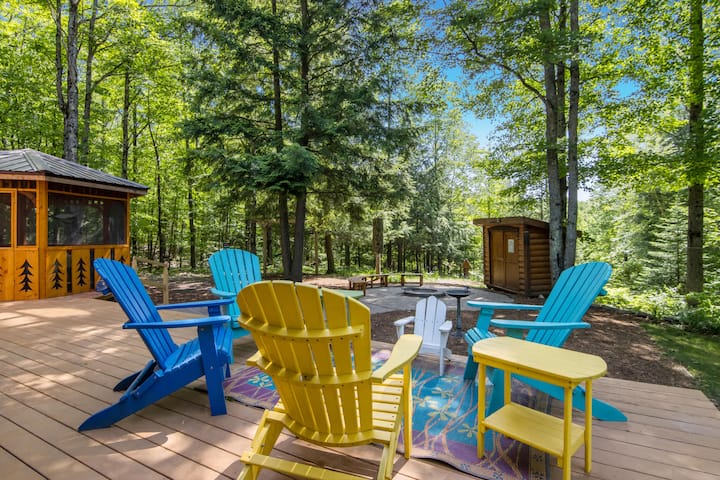 Bradley's Bend Trout Fishing Riverfront Log Cabin - Thompsonville, MI