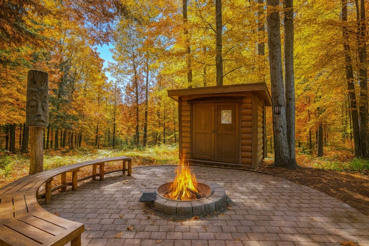 Bradley's Bend Trout Fishing Riverfront Log Cabin - トンプソンビル, MI