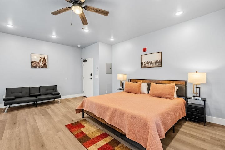 1-bath Studio | King Bed | Sleeps 2 | Affordable I - Sevierville