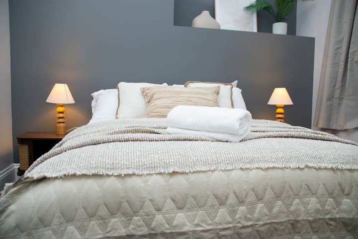 Sleeps 14 The Old Trafford Zen By Genesis Living - Altrincham
