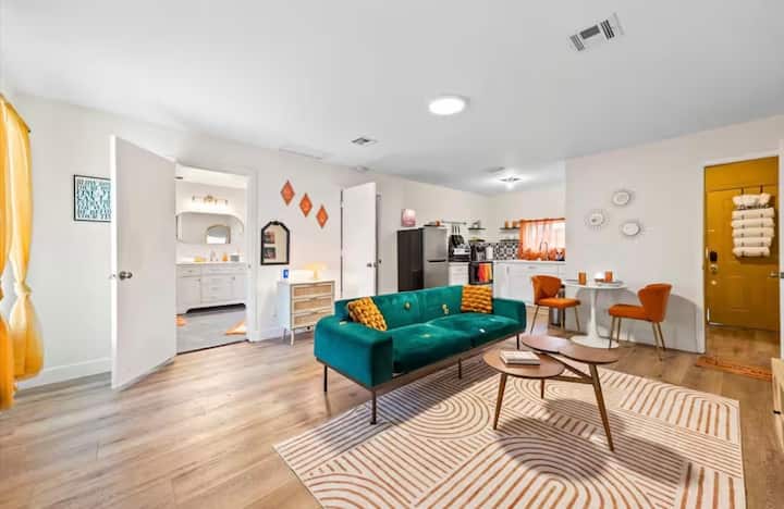 1br Stay Near Fiesta Party | 10 Min To River Walk - San Antonio, TX