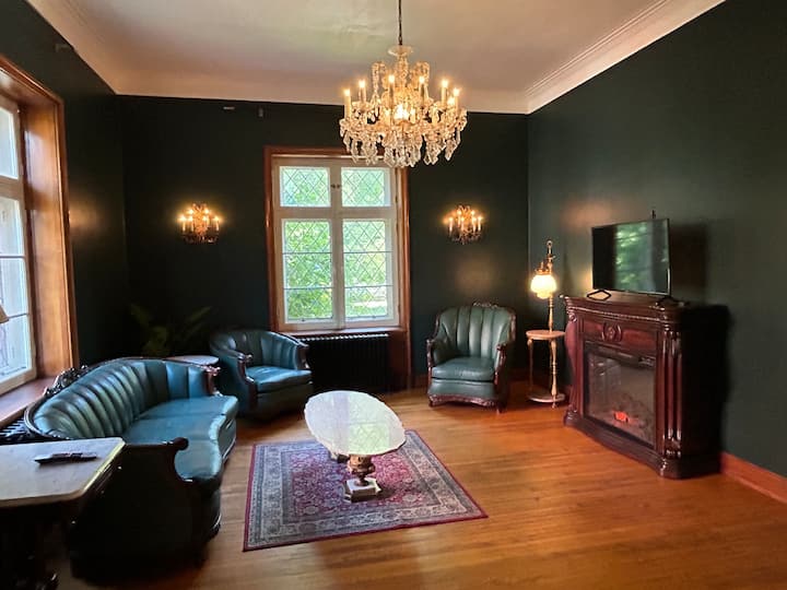 Charme Tudor Au Cœur De Sherbrooke - Sherbrooke