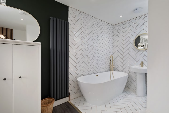 2 Free Park Space The Quays- Sleeps 8 (2 Ensuites) - Manchester