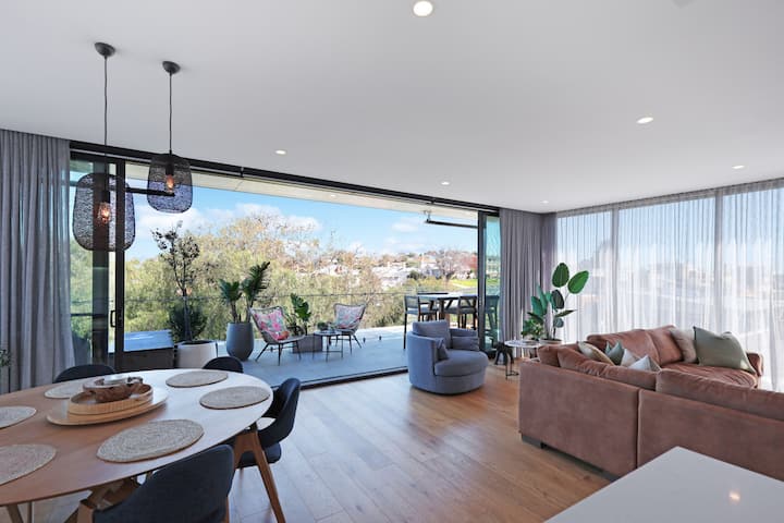 302 Penthouse Portarlington: Luxury Sleeping 6 - Portarlington