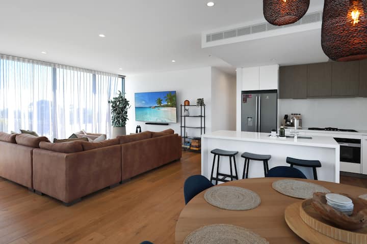 302 Penthouse Portarlington: Luxury Sleeping 6 - Portarlington