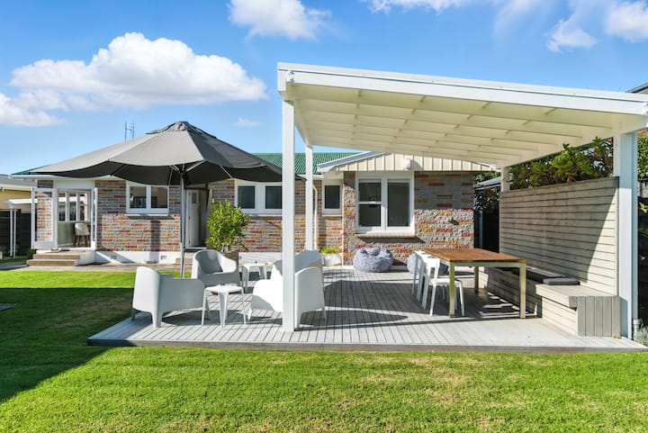 Retro Retreat With Outdoor Oasis - Tauranga
