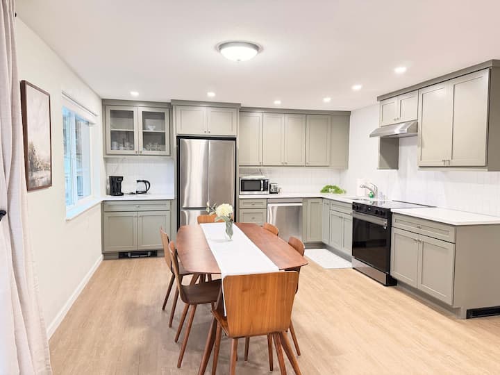 Charming And Cozy Sleeps 6 Near Airport - 디모인