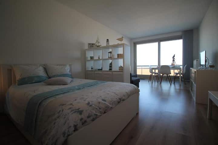 Huswell - Beach Studio With Balcony & Sea View - Bruges