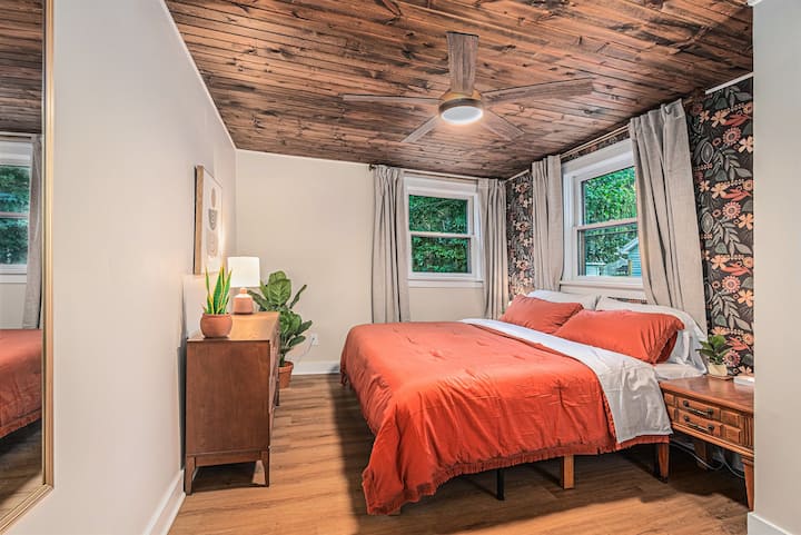 Modern Midtown Apartment 1m; Downtown Fun! - Valparaiso, IN