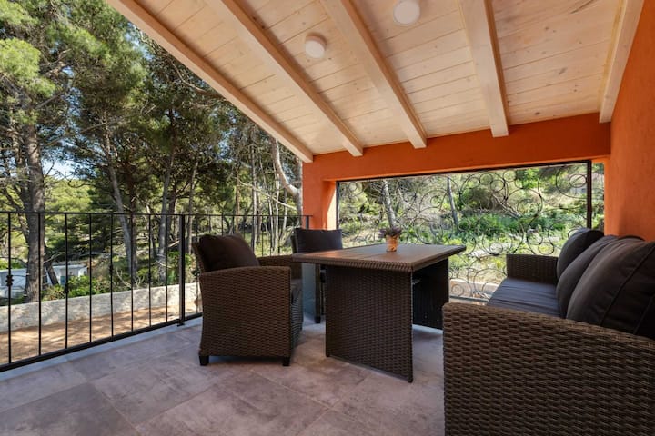 Chic One-bedroom Apartment With Balcony - Mali Lošinj
