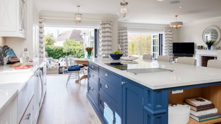 Number Twelve | Near Sandbanks, Hot Tub, Sea Views - Poole