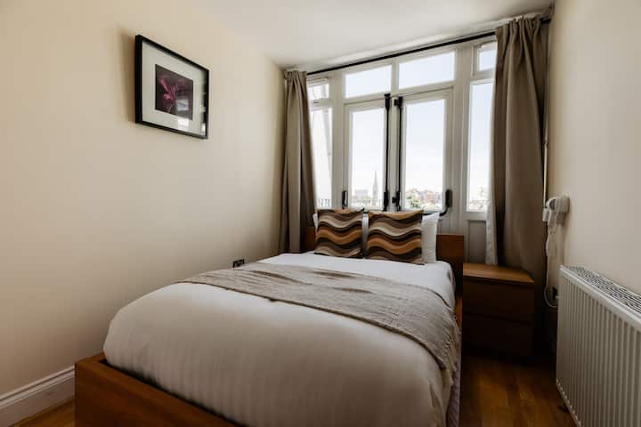 One Bedroom Apartment In Queensway - 얼 코트