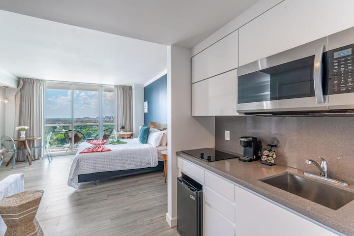 Sunset Suite | Skyline Views | King + Twin Sofa - South Miami, FL