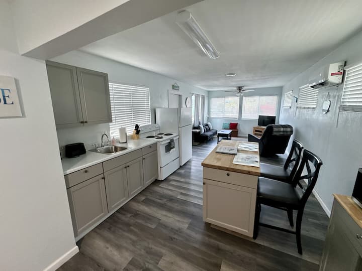 Walk To Beach, Restaurants, Night Life Steps Away! - Fort Myers Beach, FL