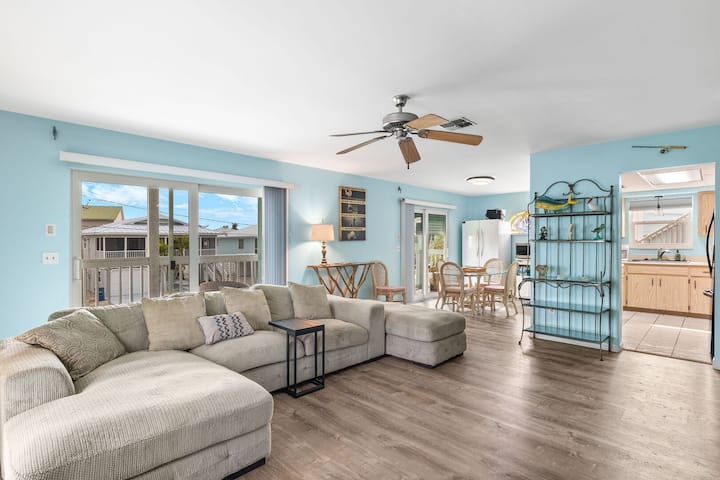 Walk To Beach, Restaurants, Night Life Steps Away! - Fort Myers Beach, FL