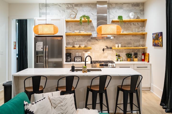 Shimmering New Nola Home Tvs In Bedrooms & Parking - New Orleans, LA