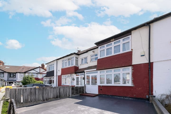 Spacious 3-bed (Sleeps 7) Home With Garden - Enfield Town