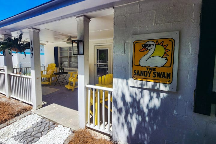 Dog-friendly Coastal Home With Enclosed Yard - Oak Island, NC