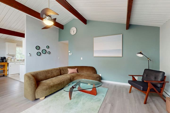 5 Br House With Expansive Deck, Fire Pits, Hot Tub - Pocono Lake, PA