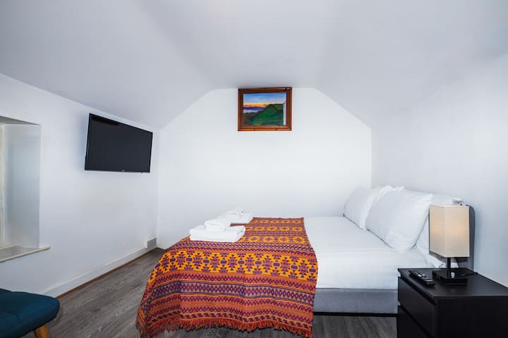 Glastonbury-freeparking-contactlesscheckin-sleeps2 -