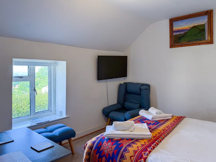Glastonbury-freeparking-contactlesscheckin-sleeps2 - Glastonbury