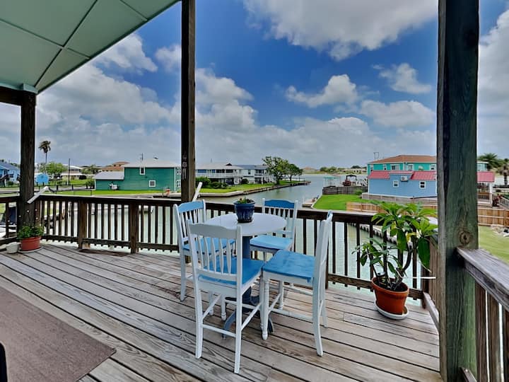 T's Getaway | Peaceful Canal-front Home - Bayside, TX