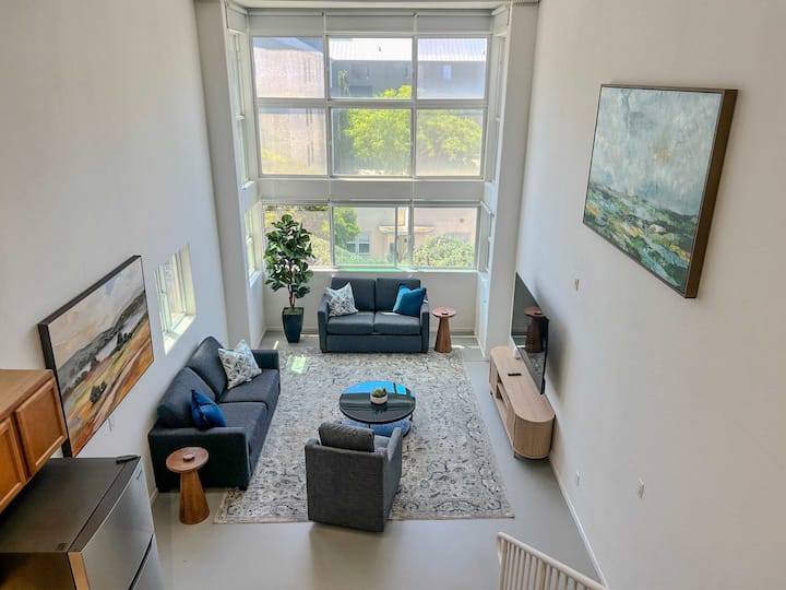 Stylish Little Italy Loft City Views W/ Parking - Barrio Logan - San Diego