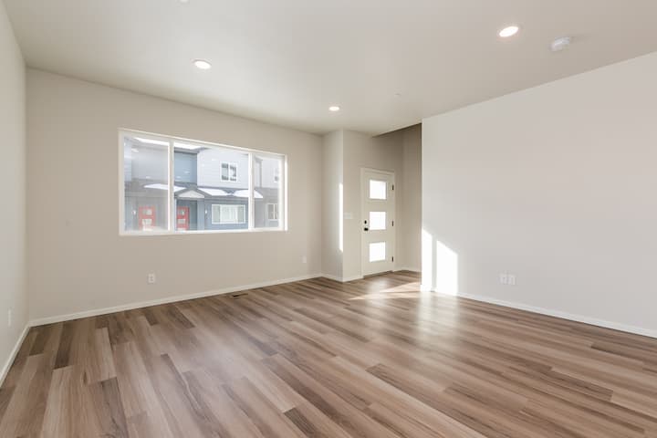 Mosaic Modern | Dog Friendly, Pool + King Suite - 
