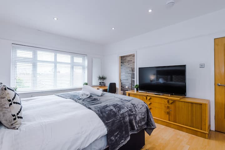 The Post House | 3-bed Apartment - Cheadle