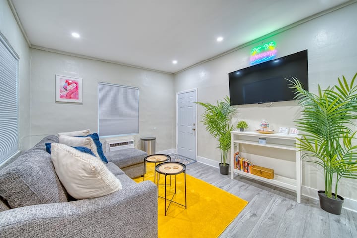 The Flamingo - Tropical Vibes & Cozy Nights - Hialeah