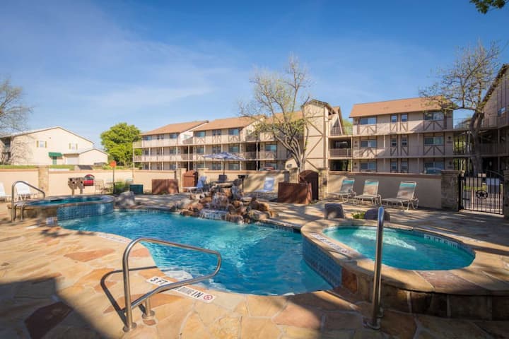 Waterwheel Hideaway - Cozy Condo For 6 With Resort - New Braunfels, TX