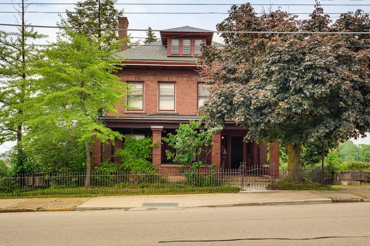 2 Mi To Lake Erie: Spacious Retreat Near Cafes! - Erie, PA