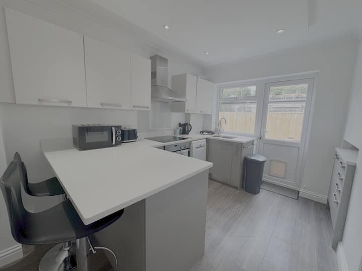 2 Bed Apt W/ Private Garden - Marlow