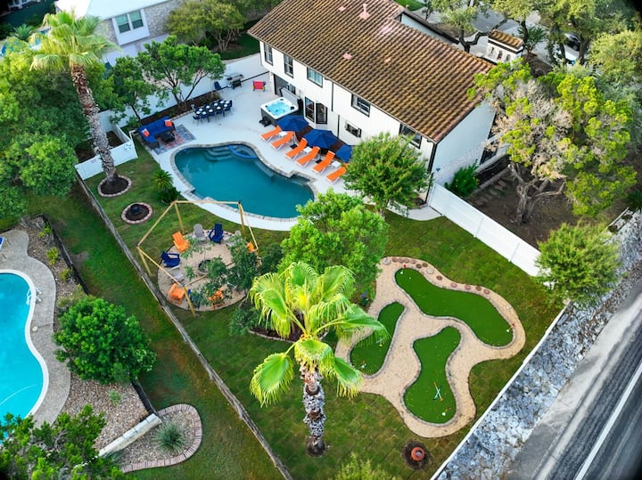 Luxe Escape: Hottubminigolfheatedpoolgameroom - San Antonio, TX