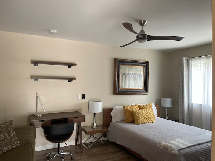 Apt 17, Beautiful Studio Steps Away From The Beach - Carpinteria, CA