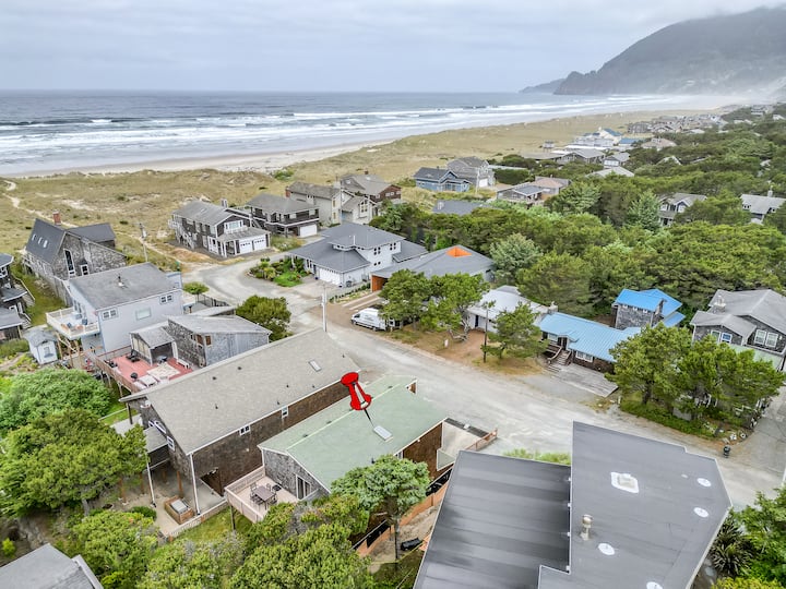 Ocean View Manzanita Home, Half Block To Beach - Manzanita, OR