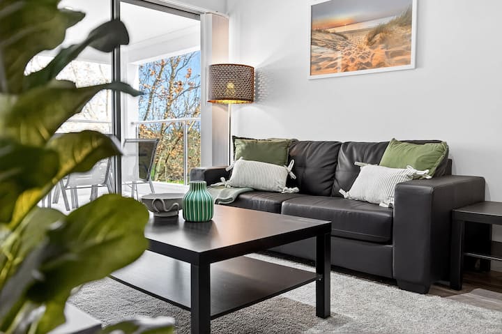 Modern Coastal Retreat 2br Apt In Rockingham - Rockingham