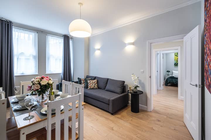 Elegant Living In 2 Bedroom Kensington Apartment - London