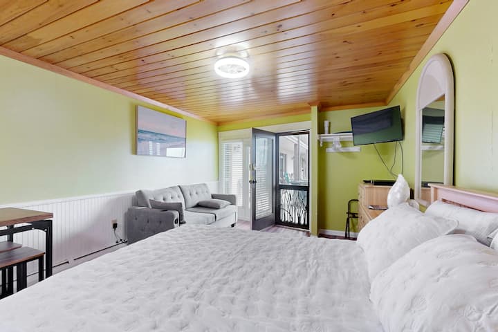 0 Br Bright And Airy Condo With Beachfront Access - Old Orchard Beach, ME